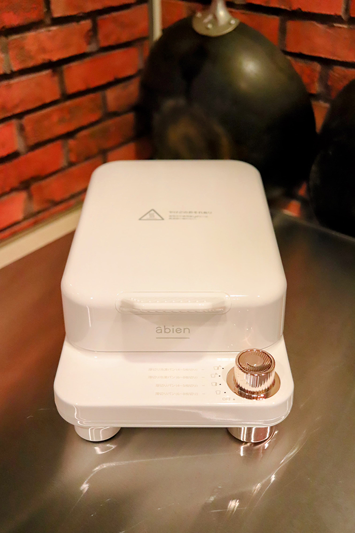 贅沢な食パン1枚焼グリル『abien BREAD GRILL』。冷凍パンも一瞬で香ばしいトーストに焼き上げてしまうぞ。まずは1枚焼いて食べてみた!! – モノ・マガジンweb