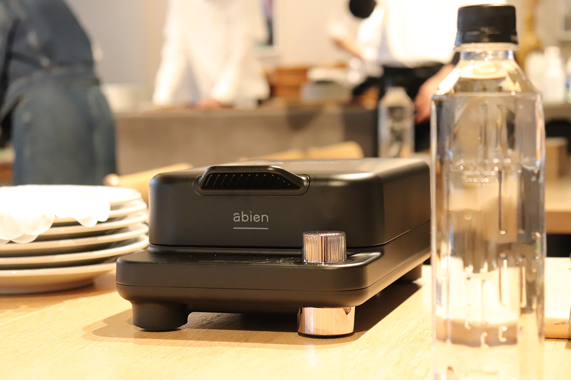 贅沢な食パン1枚焼グリル『abien BREAD GRILL』。冷凍パンも一瞬で香ばしいトーストに焼き上げてしまうぞ。まずは1枚焼いて食べてみた!! – モノ・マガジンweb