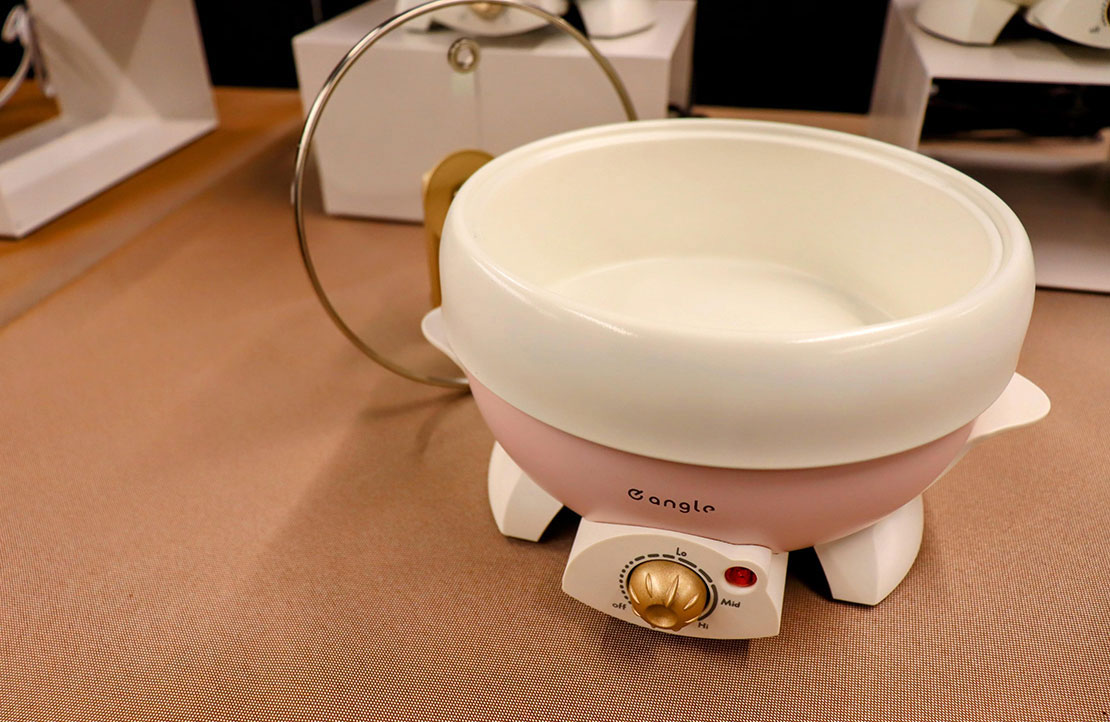 EDION（エディオン）のPB家電「e angle（イーアングル）」。ビジュ家電で部屋をカラートータルコーディネイト!! グリル鍋でアツアツのおでん食べてみた！ – モノ・マガジンweb