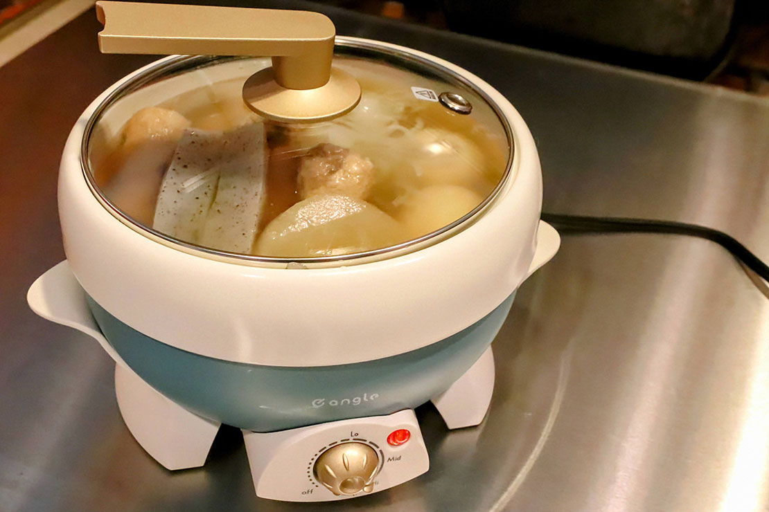 EDION（エディオン）のPB家電「e angle（イーアングル）」。ビジュ家電で部屋をカラートータルコーディネイト!! グリル鍋でアツアツのおでん食べてみた！ – モノ・マガジンweb